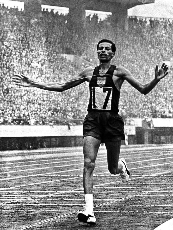 ABEBE BIKILA, EL AFRICANO QUE ABRIÓ BRECHA – Historias de los Juegos